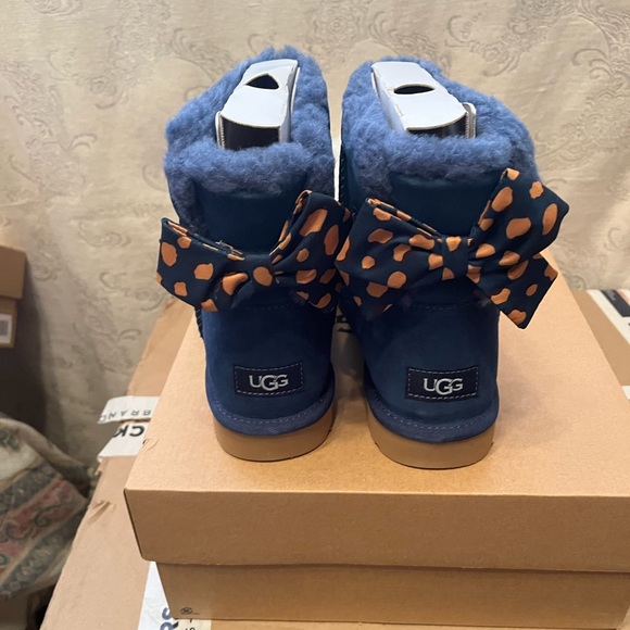 UGG | Shoes | Uggs Bailey Bow Minnie Retro Spots Ocean Size 9 | Poshmark